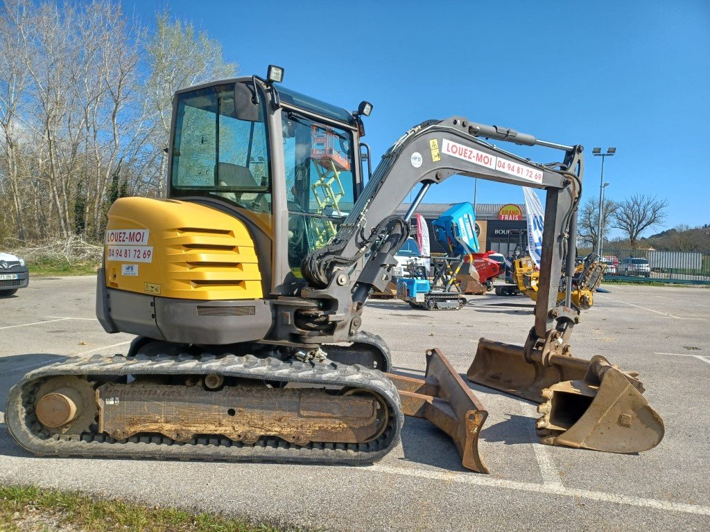 NFS | Location grues et matériel de levage - Vente d'une mini-pelle ...
